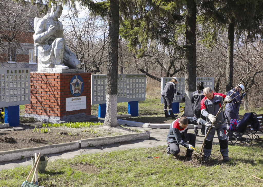 Долг памяти. Сотрудники Лебединского ГОКа обновили воинский мемориал - последние новости ...